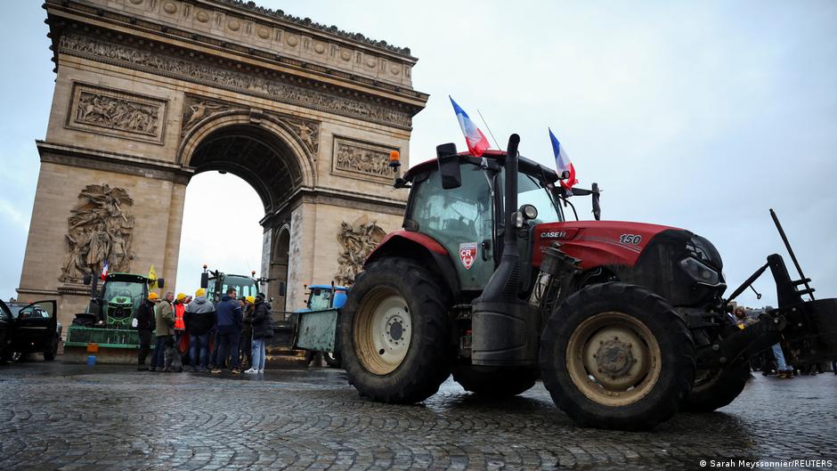 Mercosur deal: French farmers roll tractors into Paris