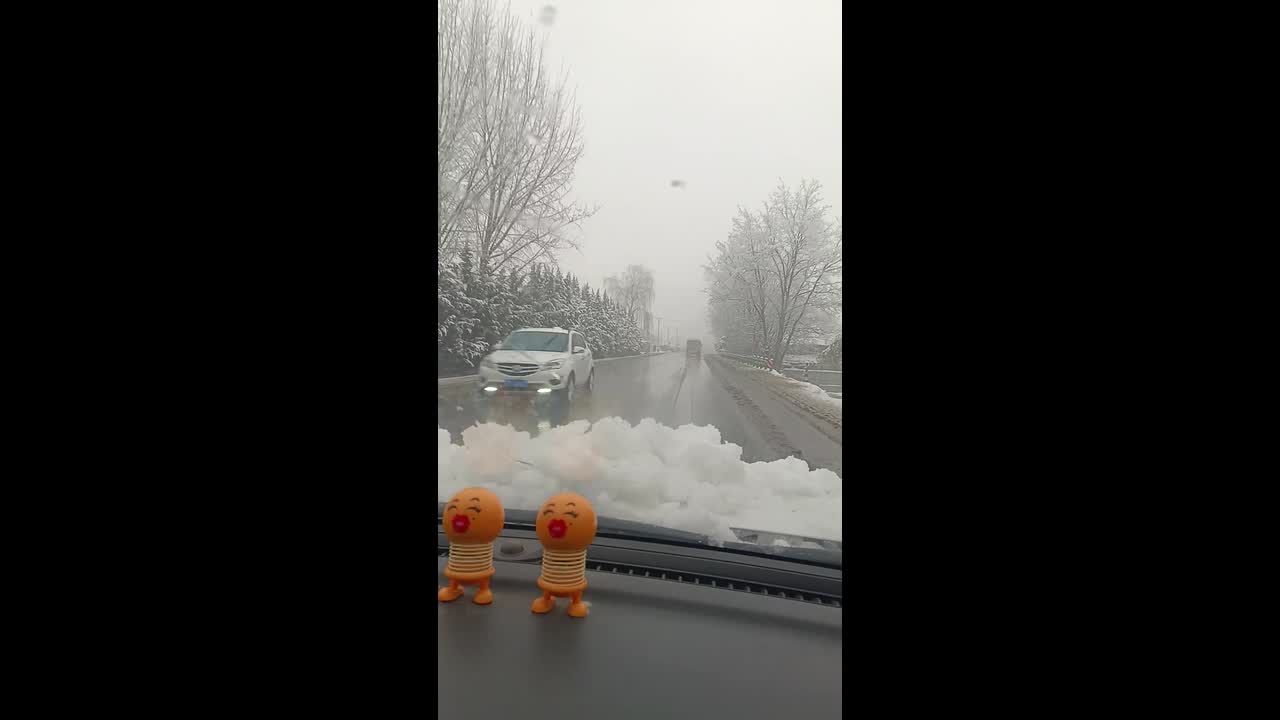 Snow slides off car roof and blocks windshield while driving in Shaanxi ...