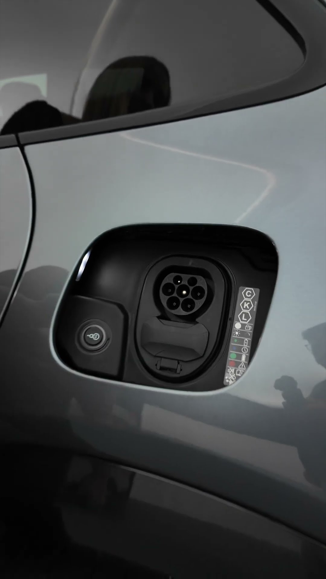 How the Porsche Cayenne EV charging flap works