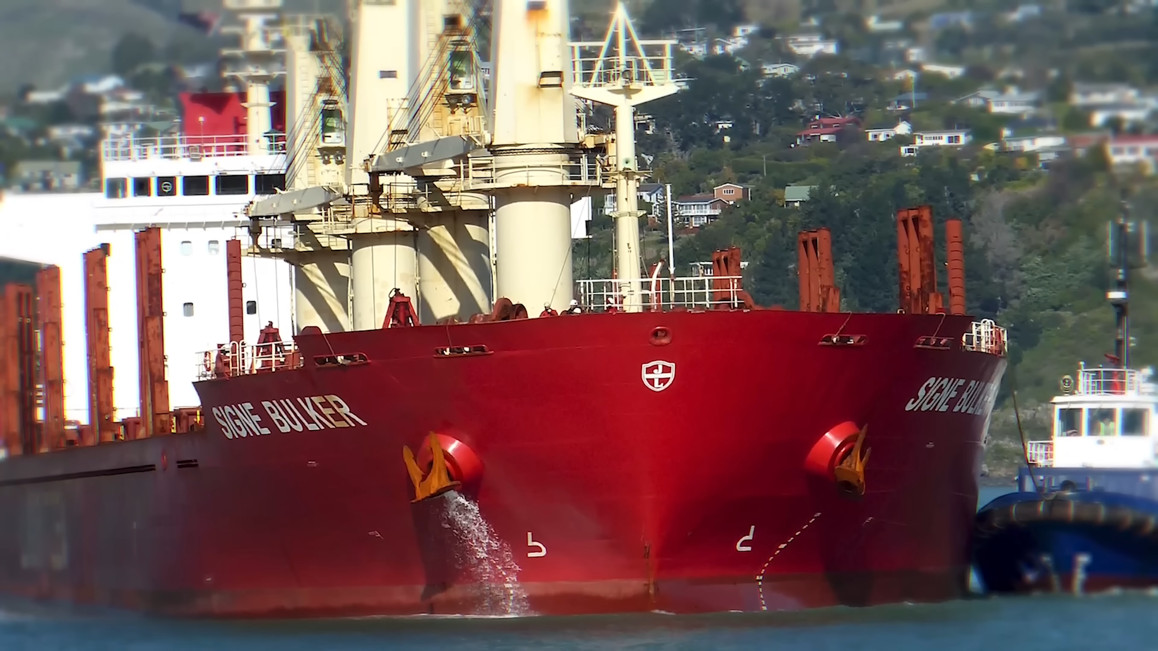 How ships turn signal and stay balanced on the open sea