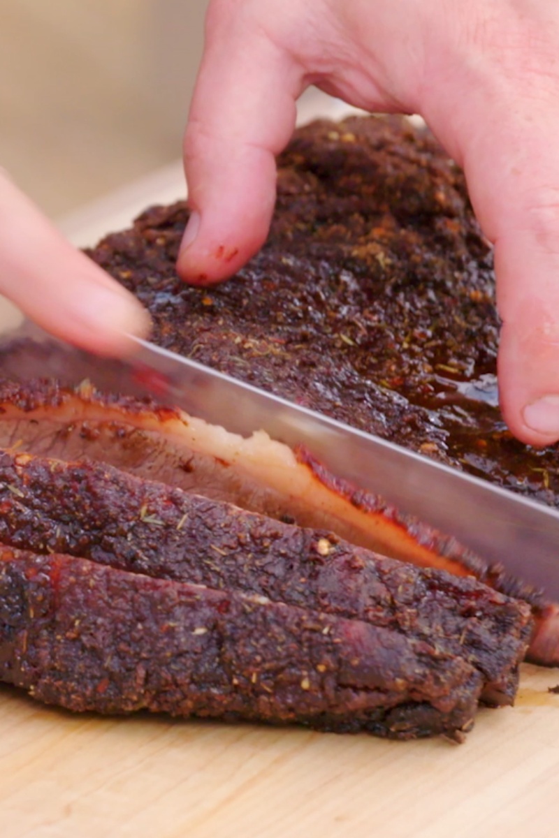 Pecho de ternera ahumado a fuego lento en la barbacoa