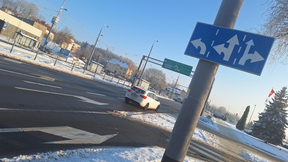 Znaki się wykluczają, żółte pasy się starły. Oto rondo Santockie w ...