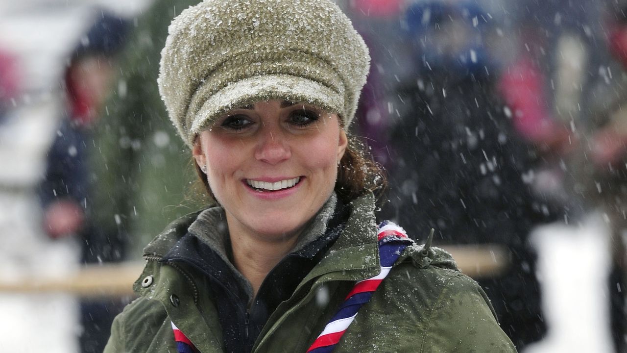 Kate Middleton's sleek wellies and olive waterproof jacket tied her ...