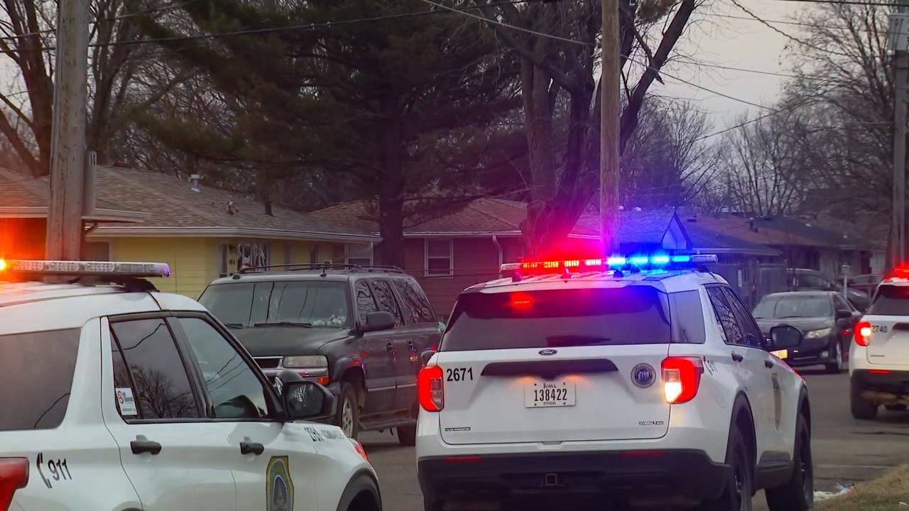 Des Moines police on scene of stabbing