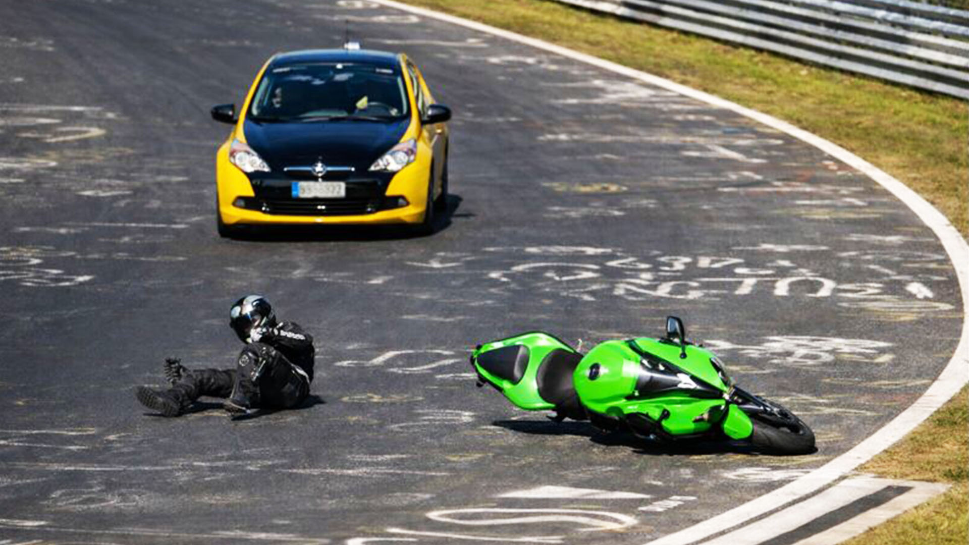 Motorcycle falls during Touristenfahrten Nürburgring