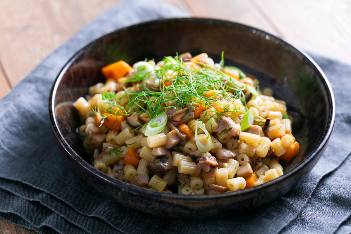 Pasta con vongole, zucca e funghi