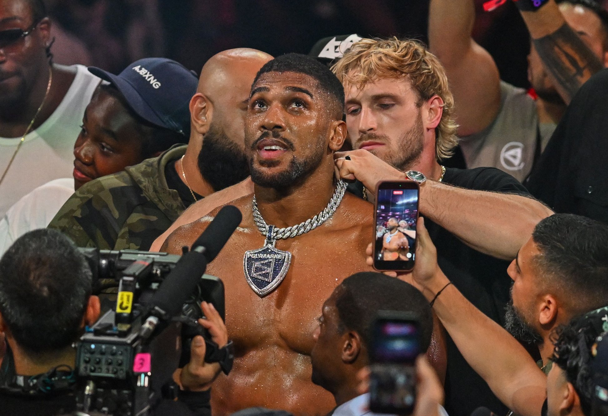 Anthony Joshua bryter tausheten etter biltragedien