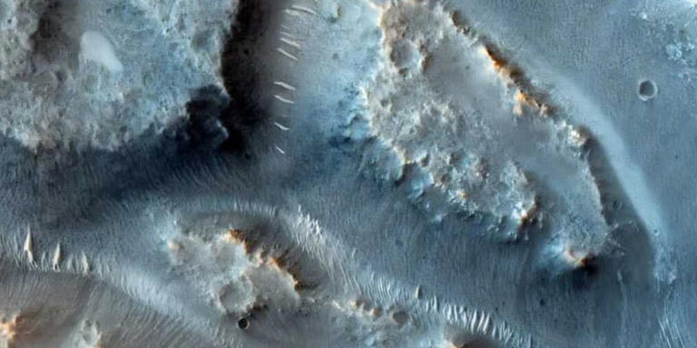 Scientists have finally discovered how Martian lakes could exist ...