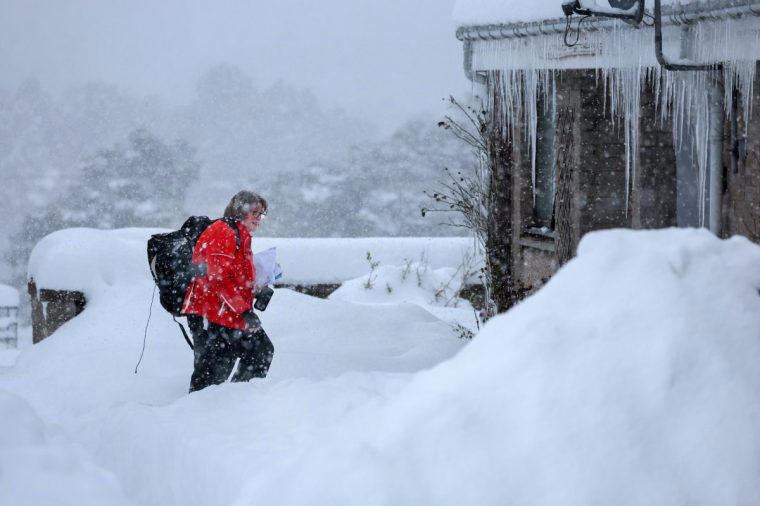 Rare red weather warning as Storm Goretti to bring 100mph winds and ...