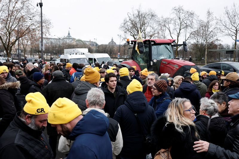 Macron says France will vote against Mercosur after farmers protest in ...
