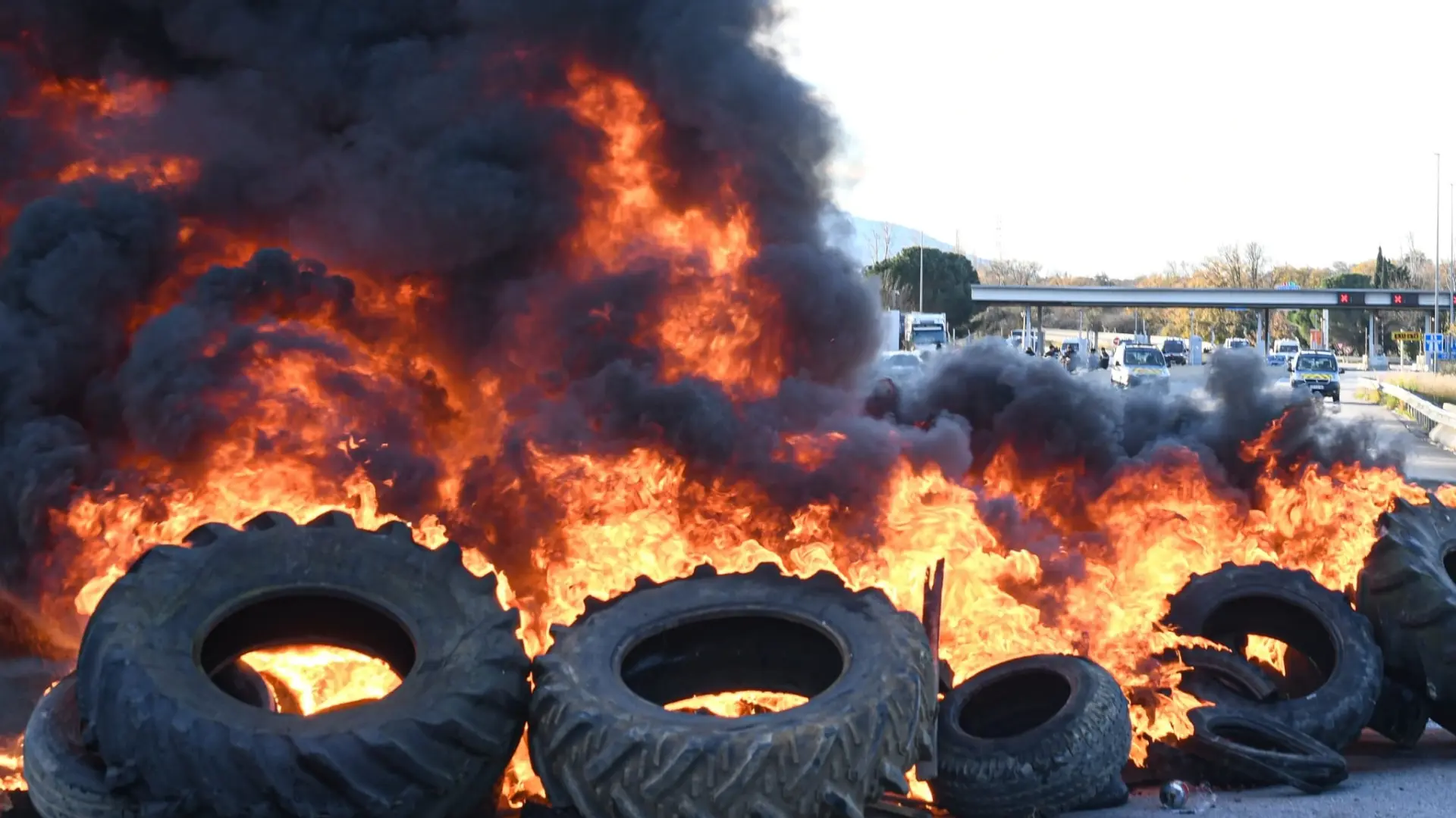 Los agricultores colapsan la AP-7 y varias vías de Girona, Lleida y ...