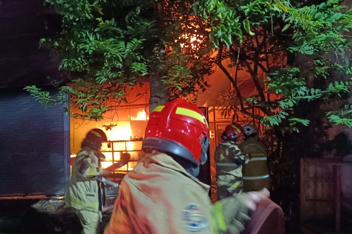 Kebakaran rumah dua lantai di Simo Gunung Surabaya bikin 6 orang alami ...