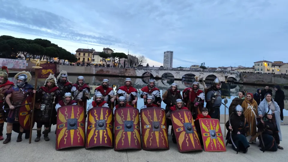 L'arrivo di Cesare e Rimini. La Legio XIII rievoca il passaggio del ...
