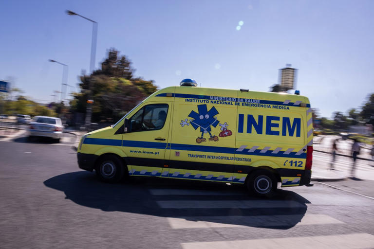 Cascais. Acidente entre autocarro e carro faz um morto