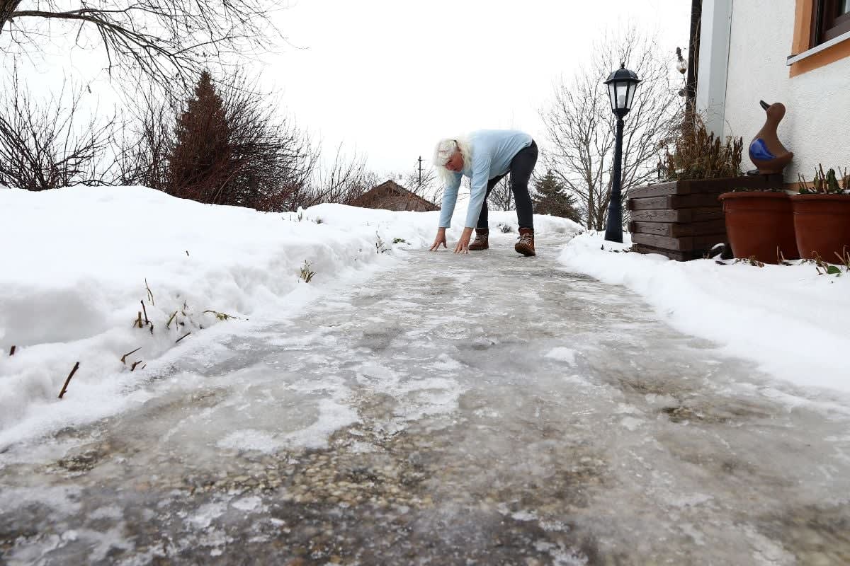 Say goodbye to slippery driveways, this kitchen waste you throw away ...