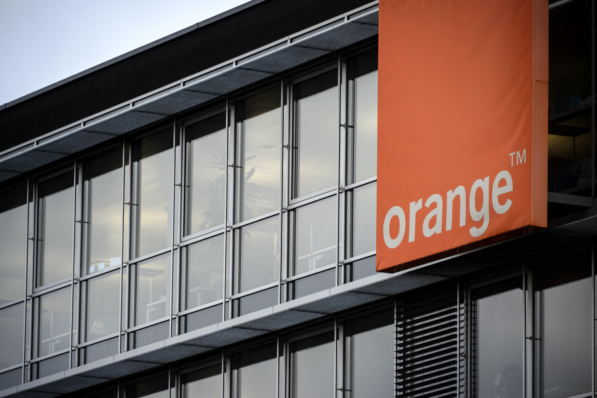 Orange ferme son site après des tirs à balles réelles