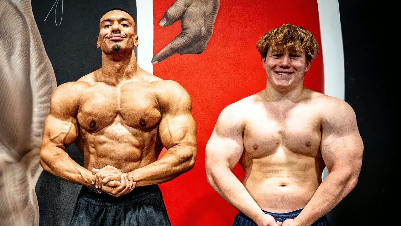 Teenager benches 5 plates like it’s nothing