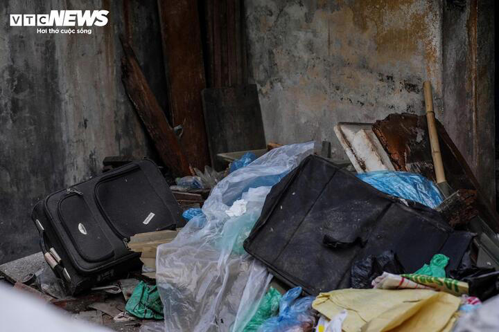 Loạt nhà ven Hồ Gươm di dời, người gom phế liệu kiếm tiền triệu mỗi ngày