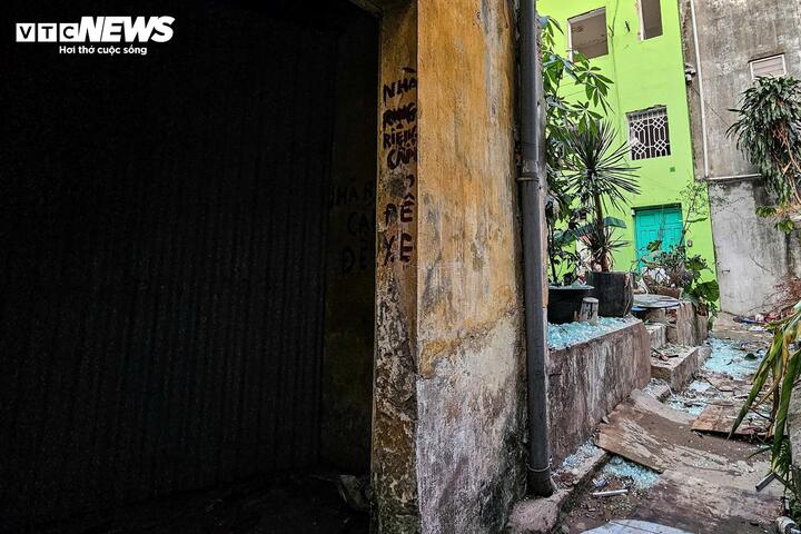 Loạt nhà ven Hồ Gươm di dời, người gom phế liệu kiếm tiền triệu mỗi ngày