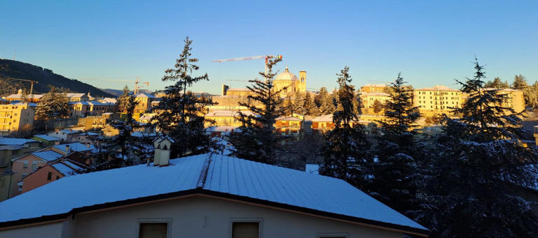 Gelo sulle montagne d'Abruzzo, -17.4°C a Navelli