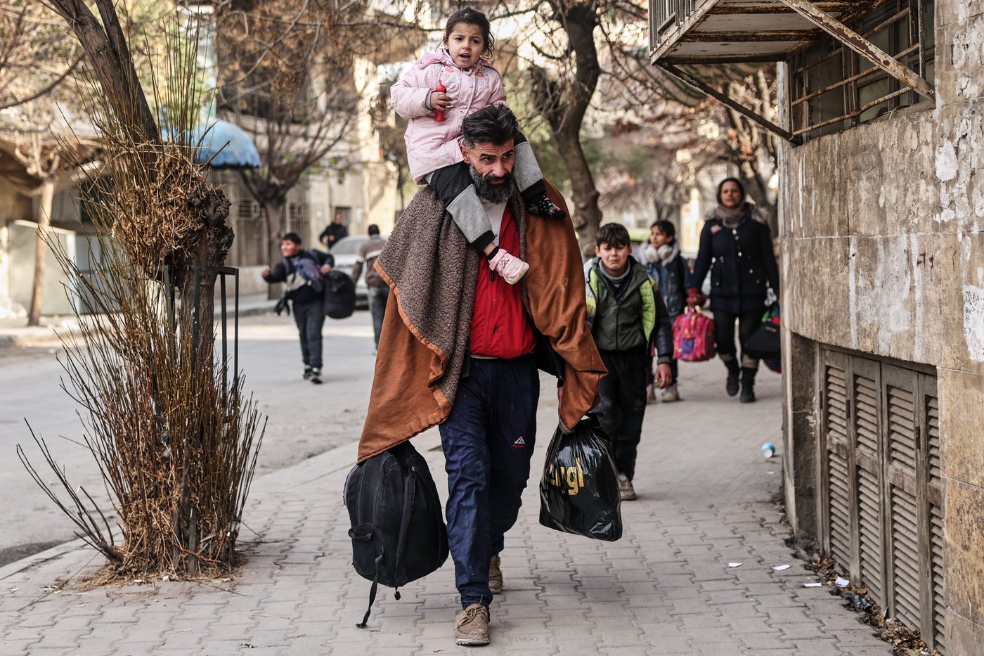 Tens of thousands flee Aleppo neighborhoods as Syrian government ...