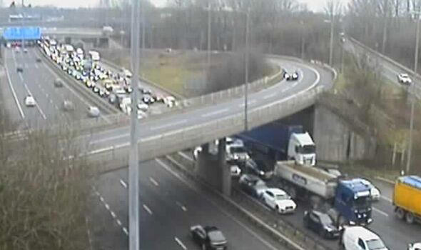 M60 traffic: Cars stopped near Stockport as police incident sparks long ...