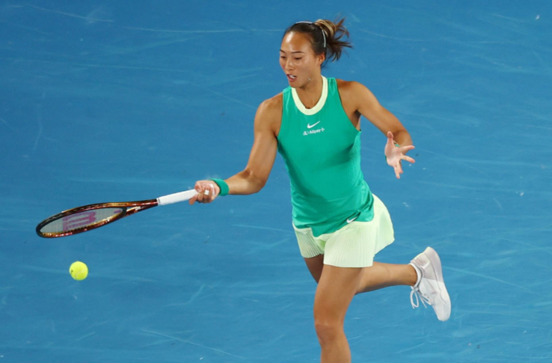 Breaking: Zheng Qinwen out of Australian Open after consulting with doctors