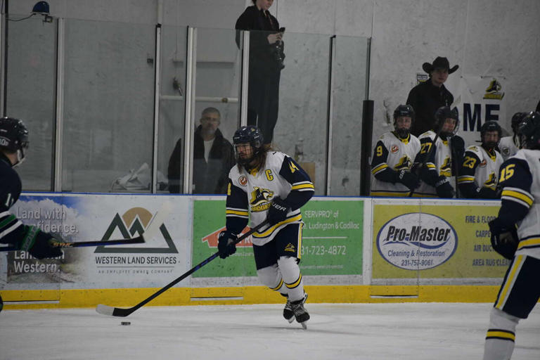 Lakeshore hockey rolls past East Kentwood for third straight win