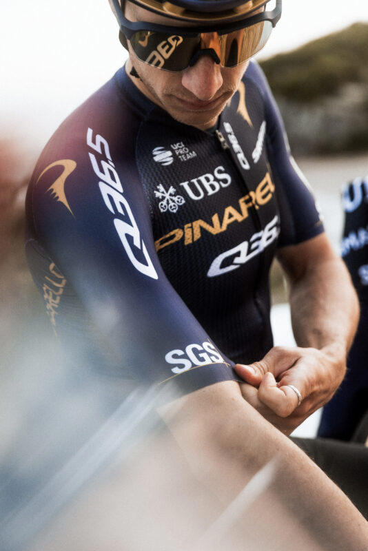 Blauw met een beetje goud: Tom Pidcock showt nieuwe tenue Pinarello-Q36.5