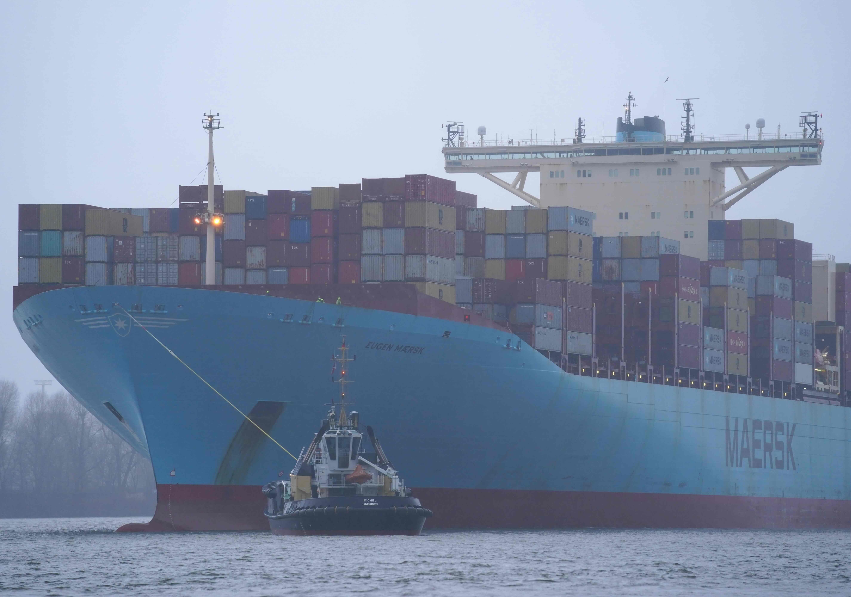 Maersk reportedly drops 'disruption' fee for first Red Sea passage in 2 ...