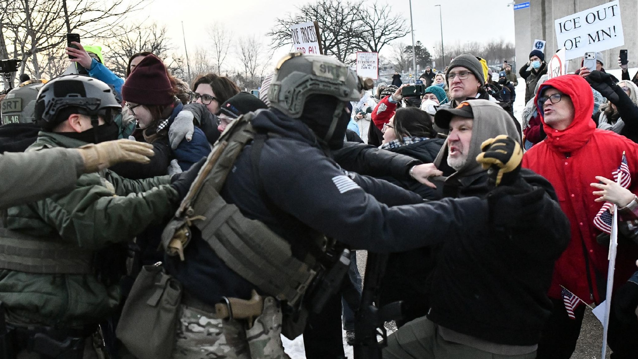 Minneapolis, scontri tra manifestanti e agenti federali dopo l ...