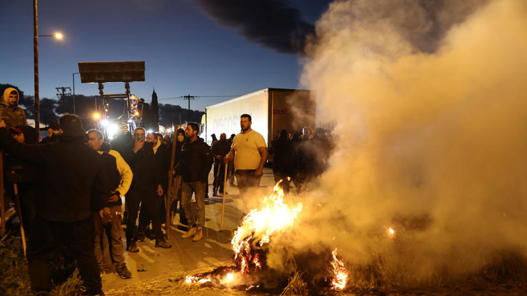 Ένταση στο μπλόκο της Θήβας μεταξύ αγροτών και αστυνομίας