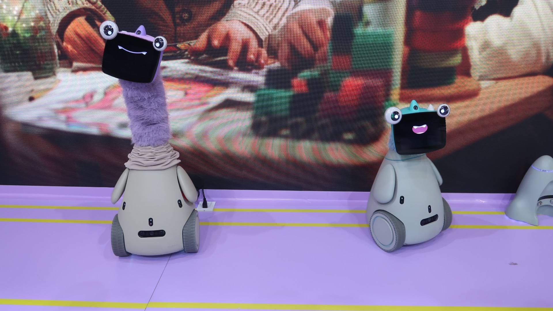 I can't get over this goofy, long-necked 'cyber pet' robot at CES