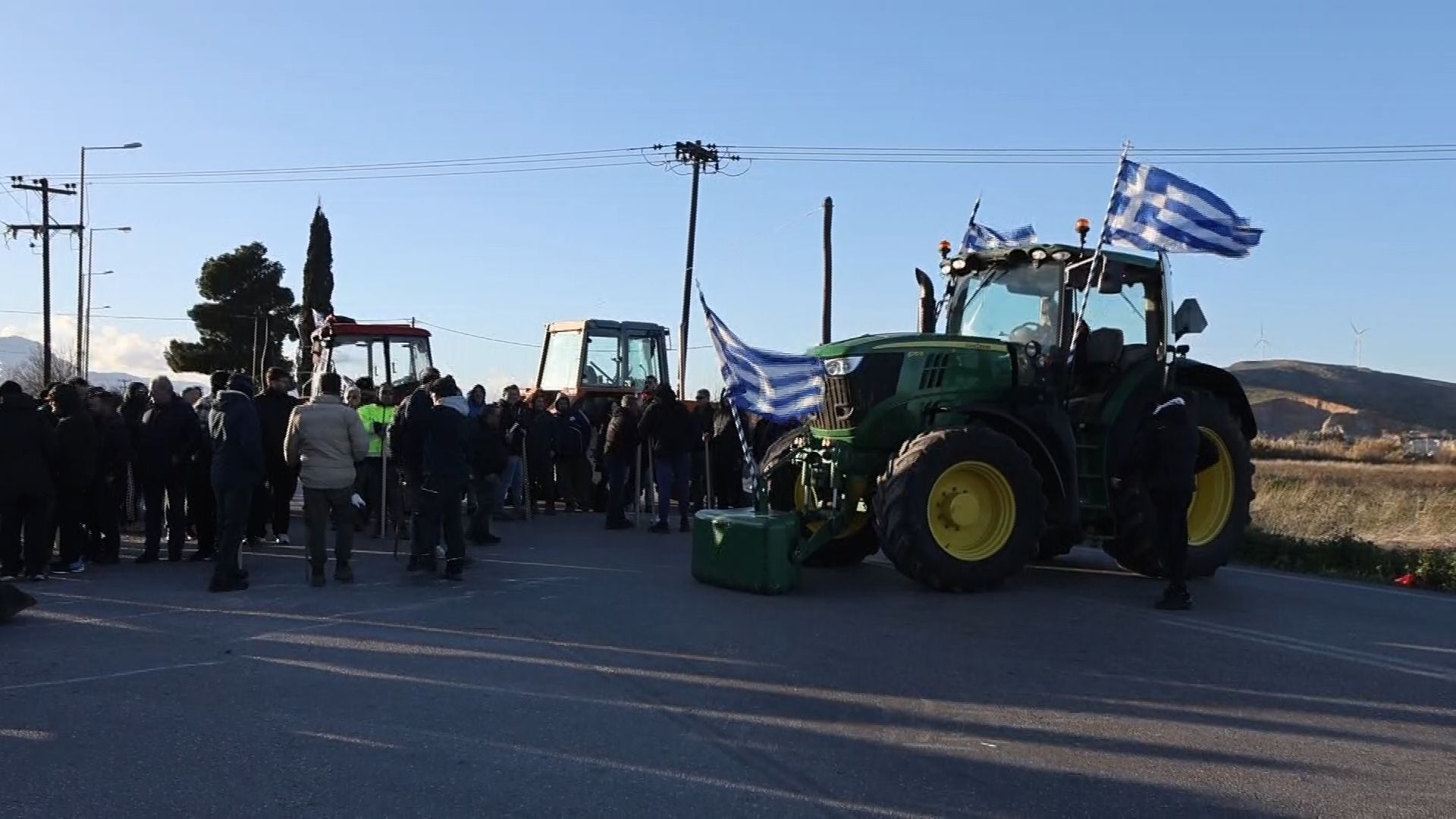 Αγρότες απέκλεισαν με τρακτέρ την παλαιά εθνική οδό Θήβας Λιβαδειάς στη ...