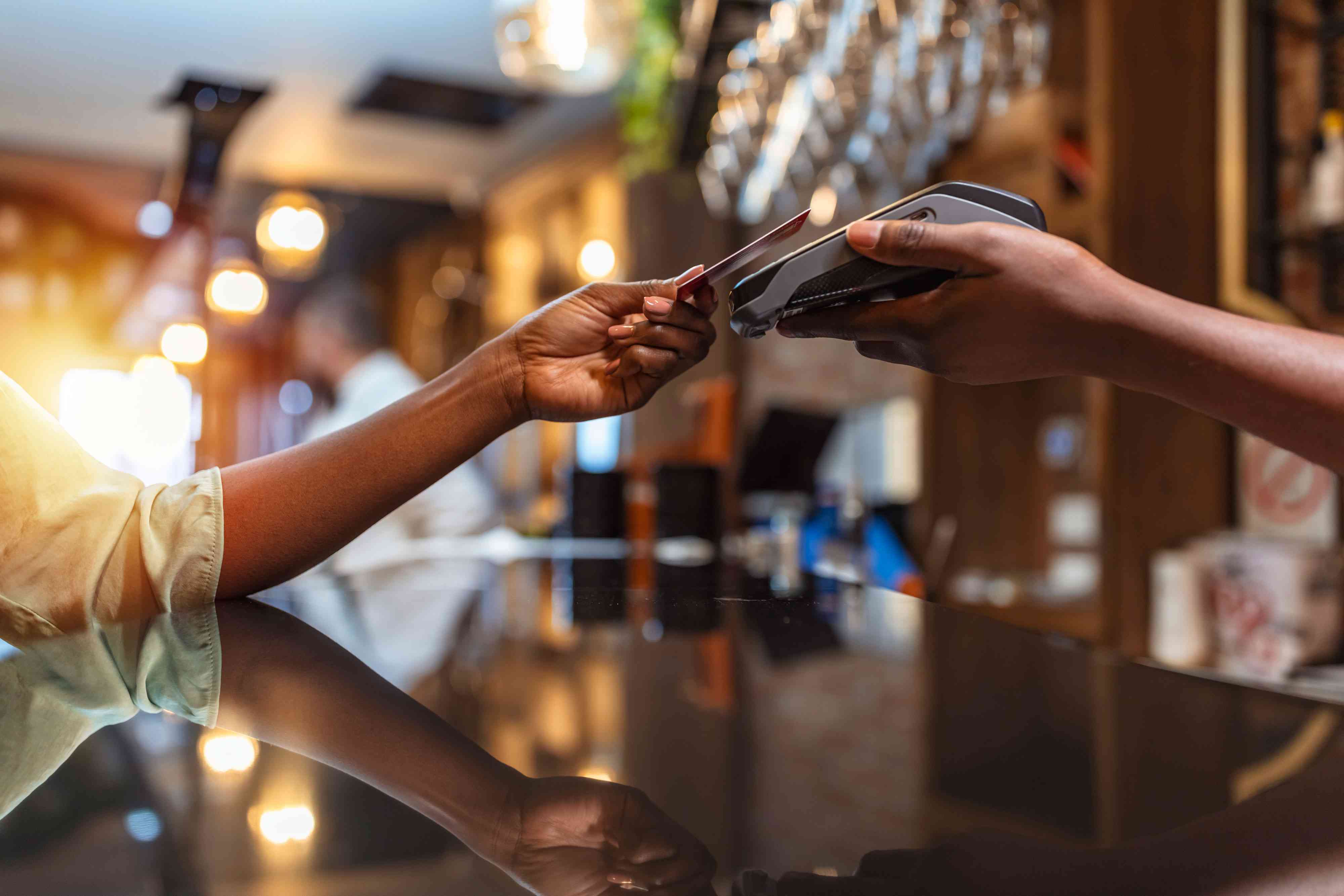 Close your bar tab before you sit down — here’s why restaurant pros ...