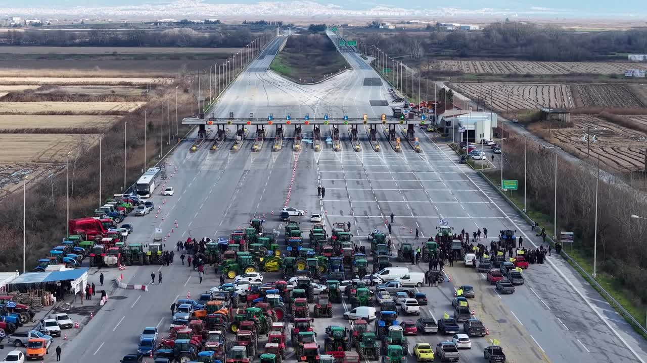 Greece farmers protest: Greek farmers block the highway road connecting ...