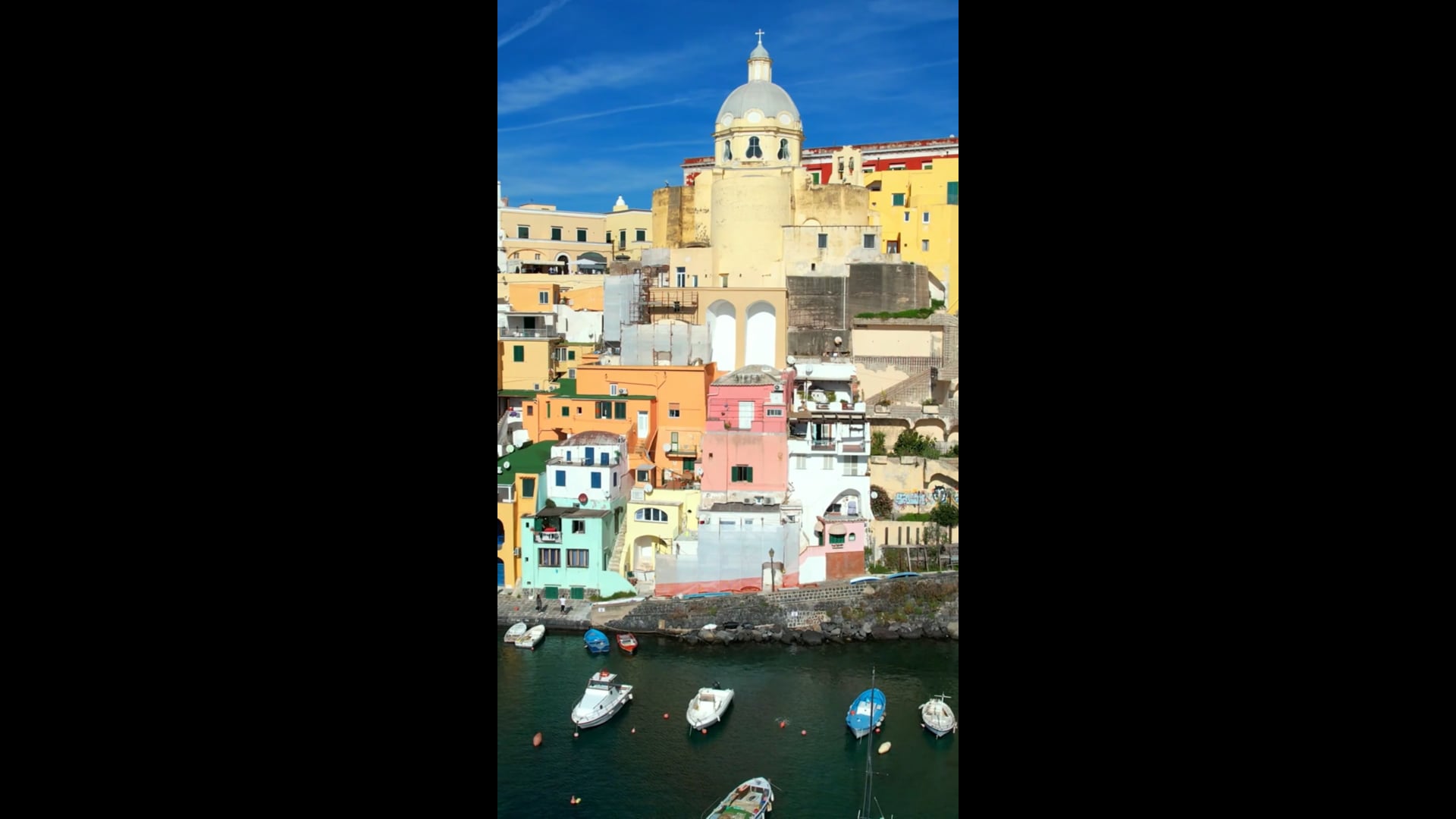 Ischian ilmakuva: Italian kauneuden saari paljastettiin dronella.