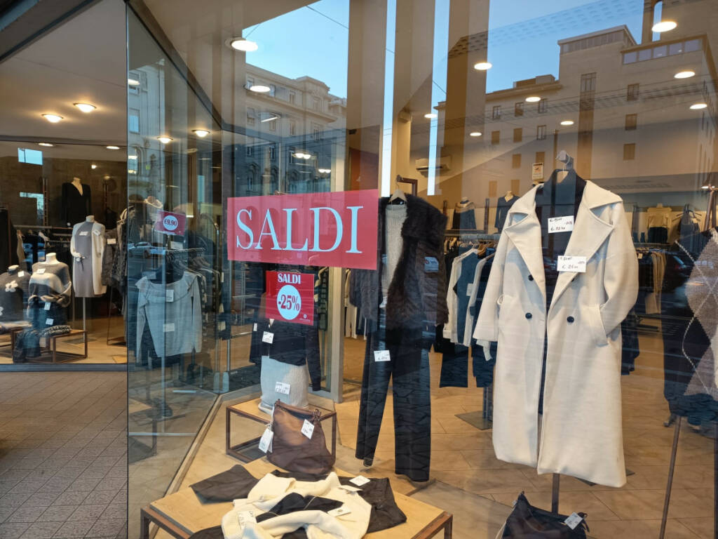 Saldi con partenza timida, come resiste il commercio tradizionale nella ...