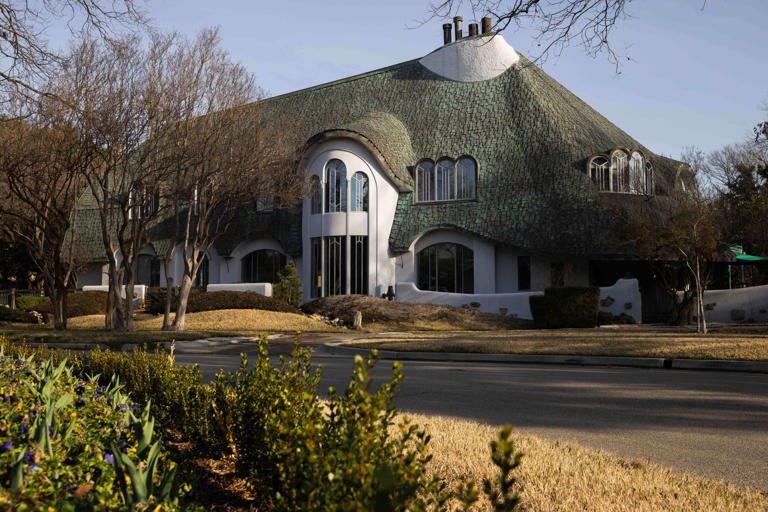 Car dealer demolishes Highland Park 'Mushroom House', another historic ...