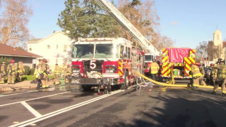 Fresno firefighters battle blaze in Tower District