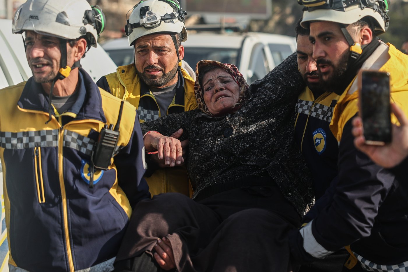 Tens of thousands flee Aleppo neighborhoods as Syrian government ...