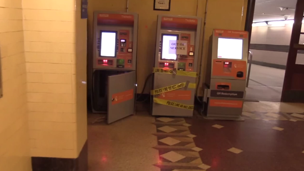 Thieves target ticket machines at Van Buren Street Metra station in ...
