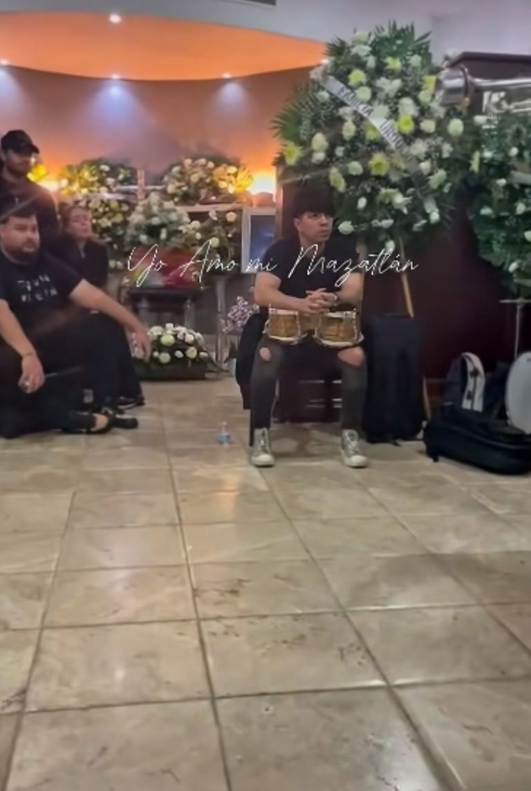 Entre flores blancas, integrantes de Banda MS cantan “El color de tus ...