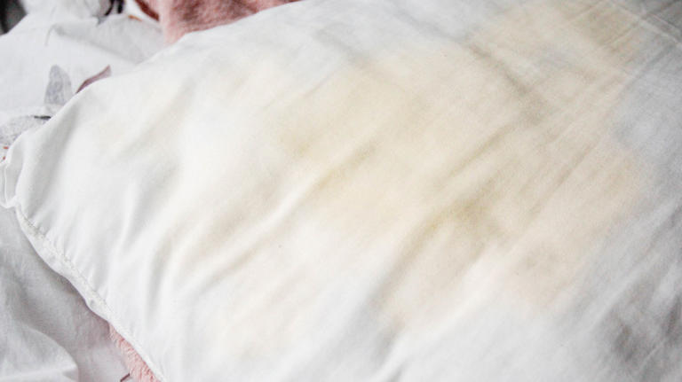 The DIY vinegar solution that breathes new life into yellow-stained pillows