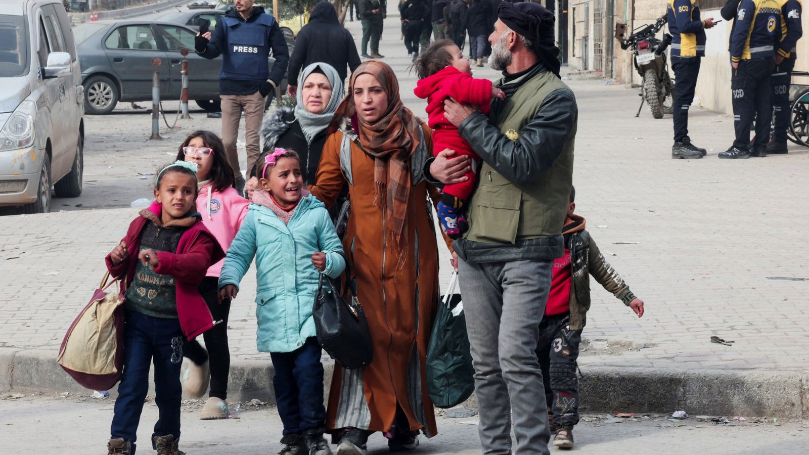 Tens of thousands flee fighting in Aleppo, Syria, after evacuation order