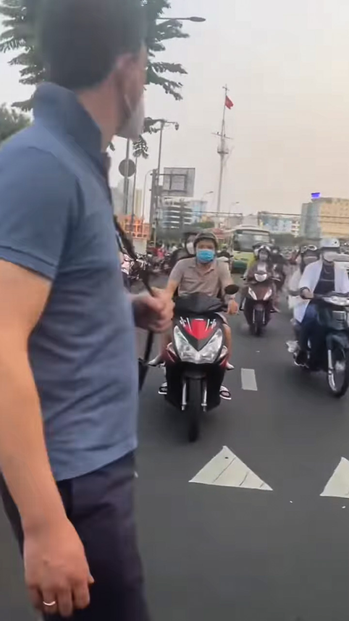 How people safely cross streets in Vietnam every day