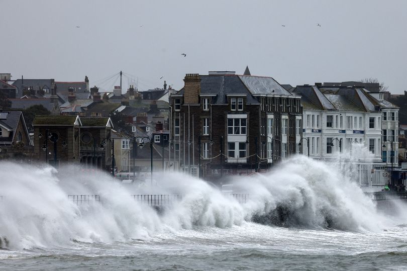 Rare red weather warning in Cornwall as 100mph winds to batter county