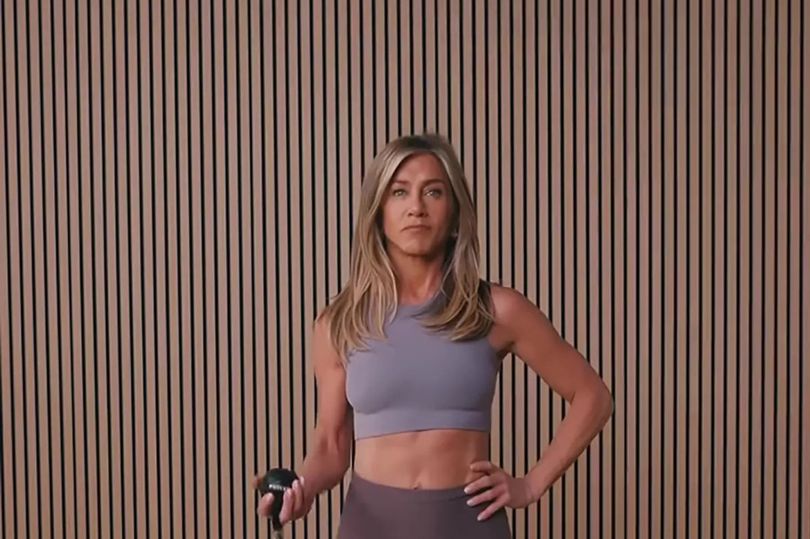 Jennifer Aniston flashes abs in teeny sports bra during sweaty workout ...