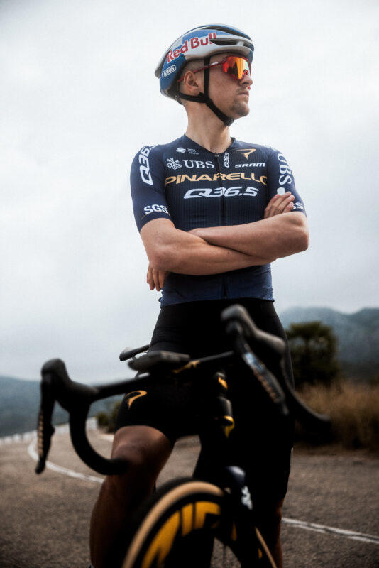 Blauw met een beetje goud: Tom Pidcock showt nieuwe tenue Pinarello-Q36.5