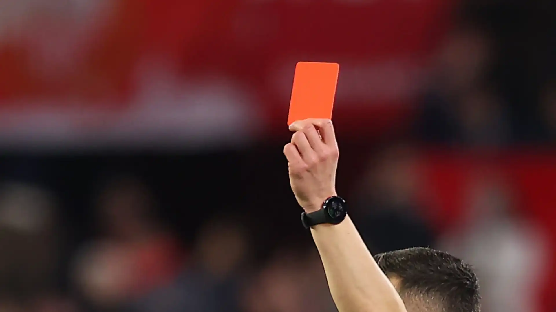 Schiaffo alla mano dell'arbitro: maxi squalifica per l'allenatore
